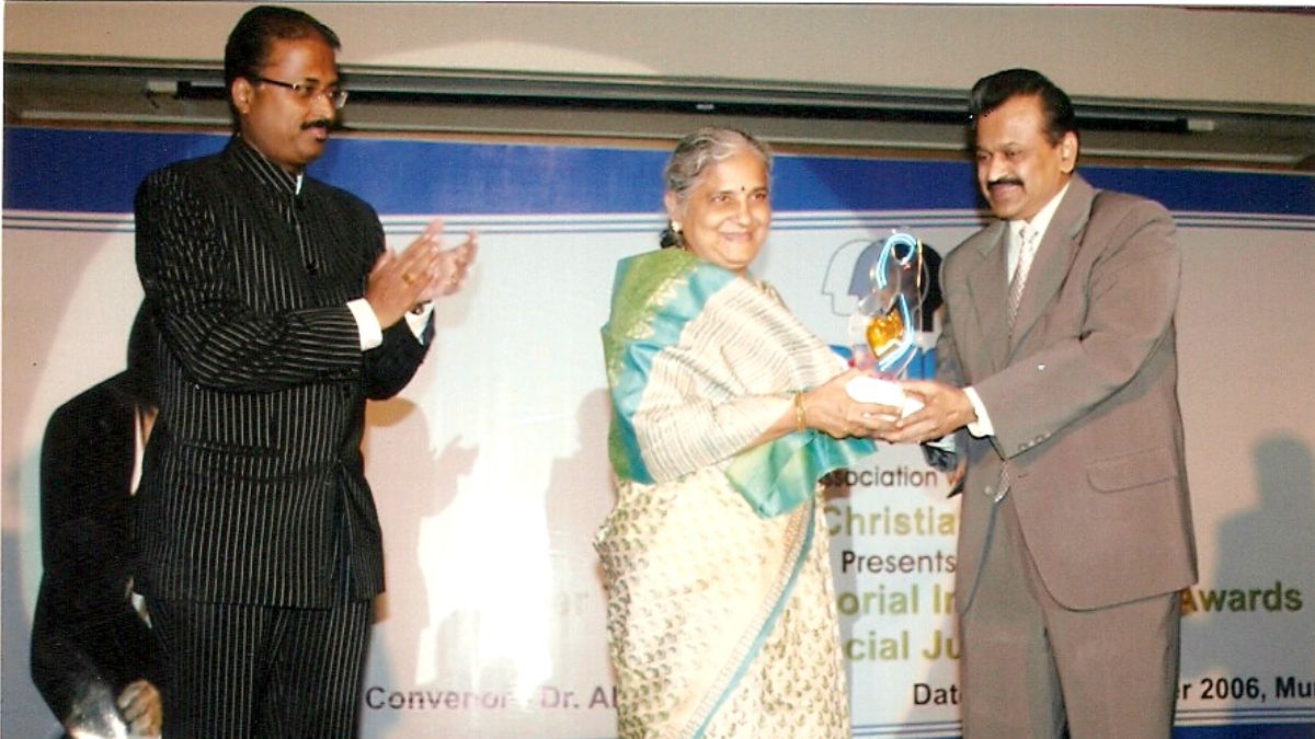 Sudha-Murthy-receiving-Mother-Teresa-Memorial-Awards-in-2006-at-the ...