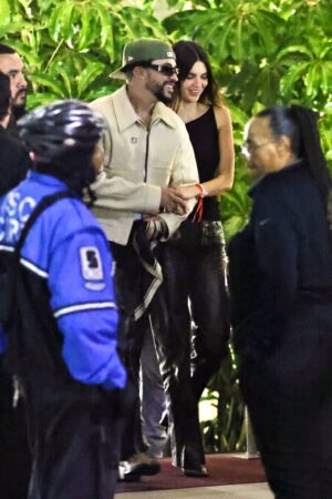 Watch: Kendall Jenner and Bad Bunny Kissing Video at Drake’s Concert ...