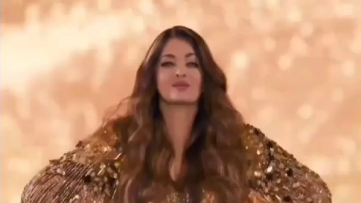 Watch: Aishwarya Rai Stuns with Bold Ramp Walk at Eiffel Tower for L ...
