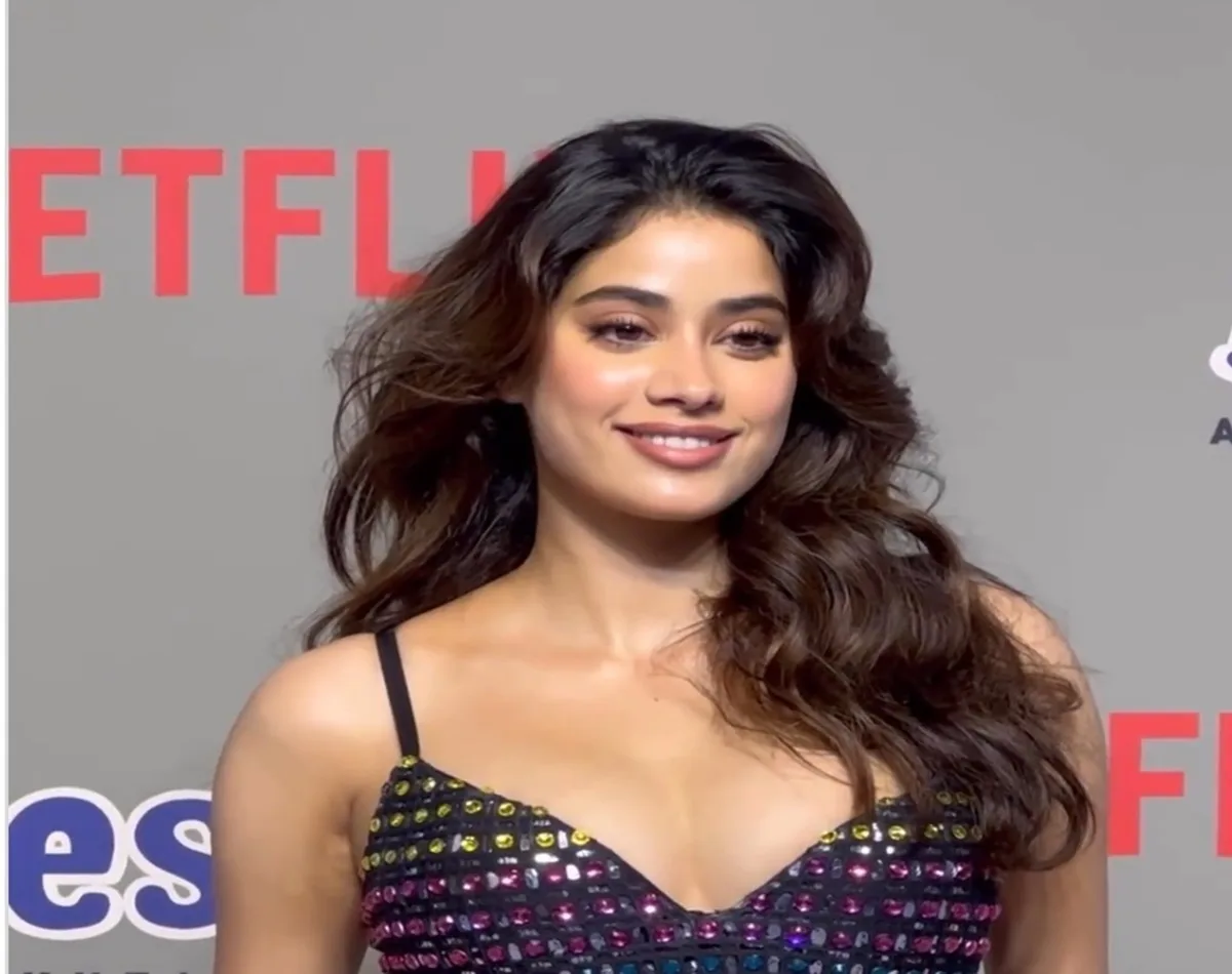 Janhvi Kapoor Flaunts Her Sexy Curves in Shimmering Gown at 'The Archies' Premiere