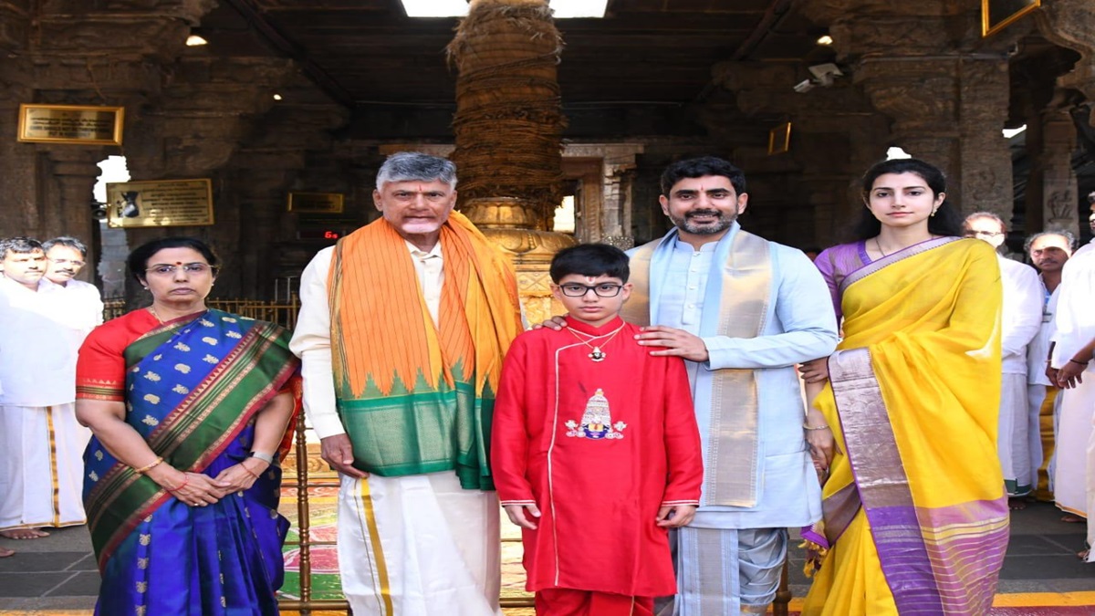 Andhra Pradesh CM Nara Chandrababu Naidu Offers Prayers at Tirupati Temple With Family